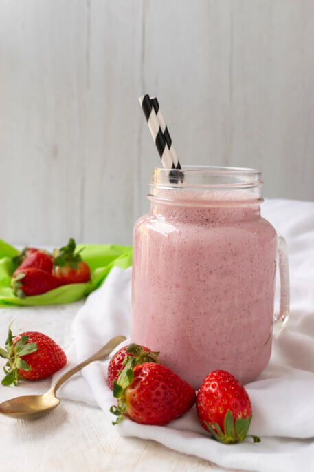 Keto Strawberry Smoothie Recipe | Tasteaholics