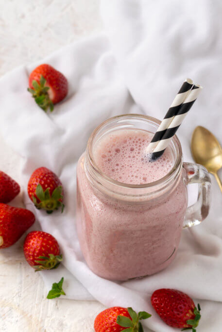 Keto Strawberry Smoothie Recipe | Tasteaholics